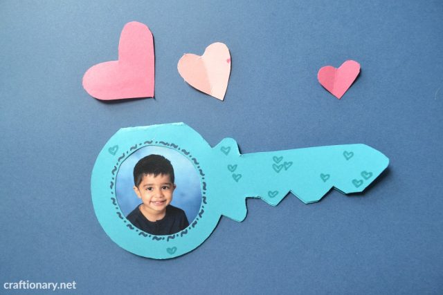 Mothers day card key printable | Mom holds my heart - Craftionary