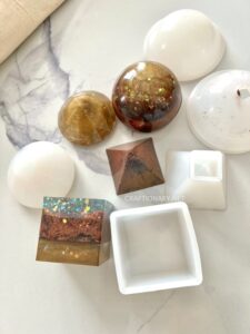 Resin paperweights with epoxy resin molds - Craftionary