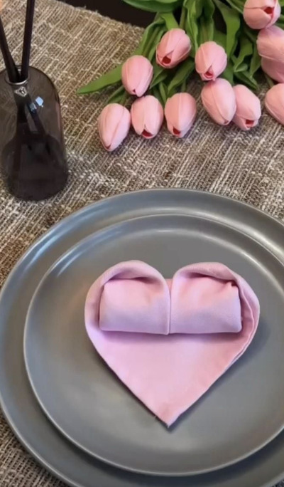 Dining Table Charger Plate Napkin Display Ideas - Craftionary